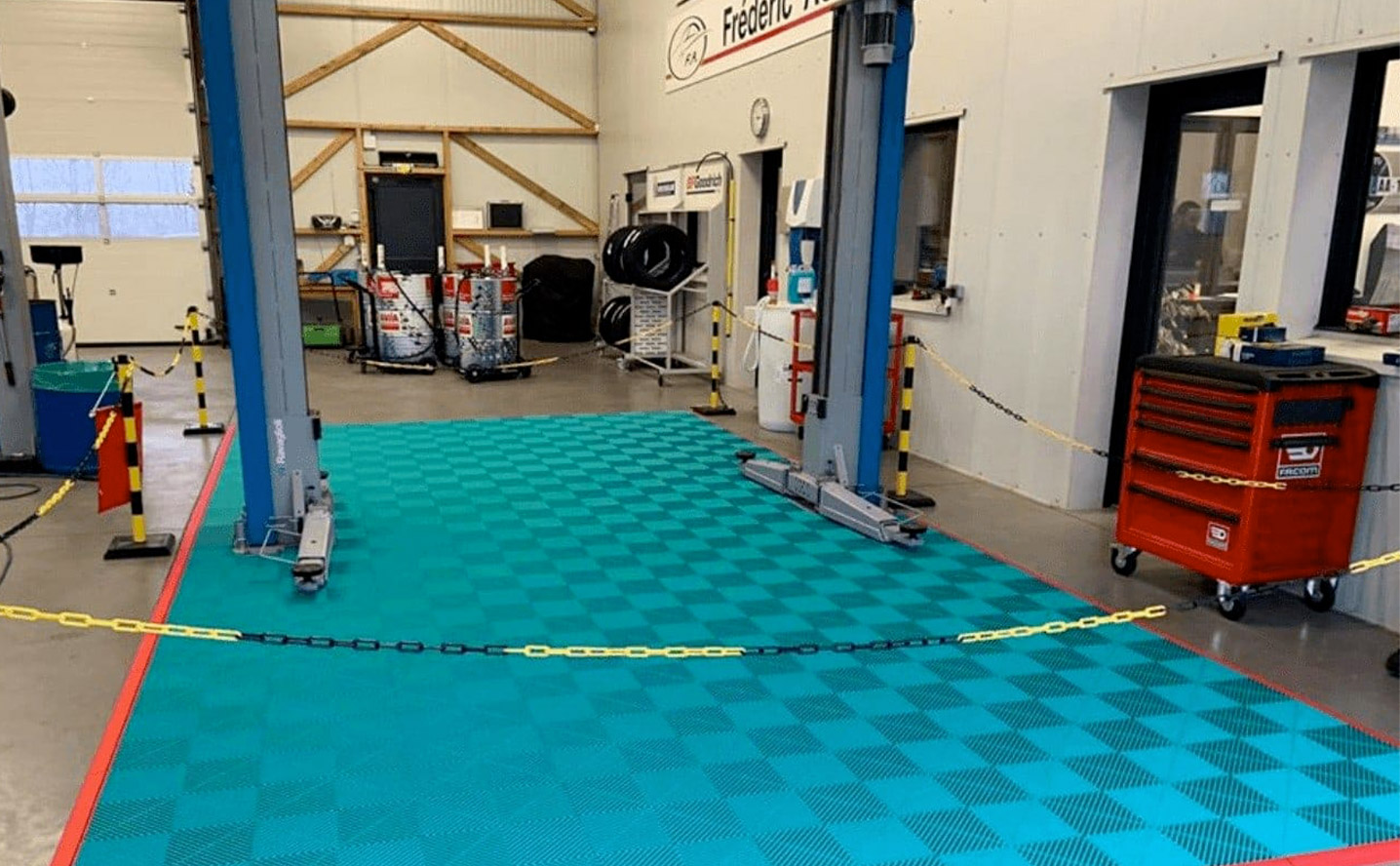 Installation de sol de garage SWISSTRAX avec pont élévateur